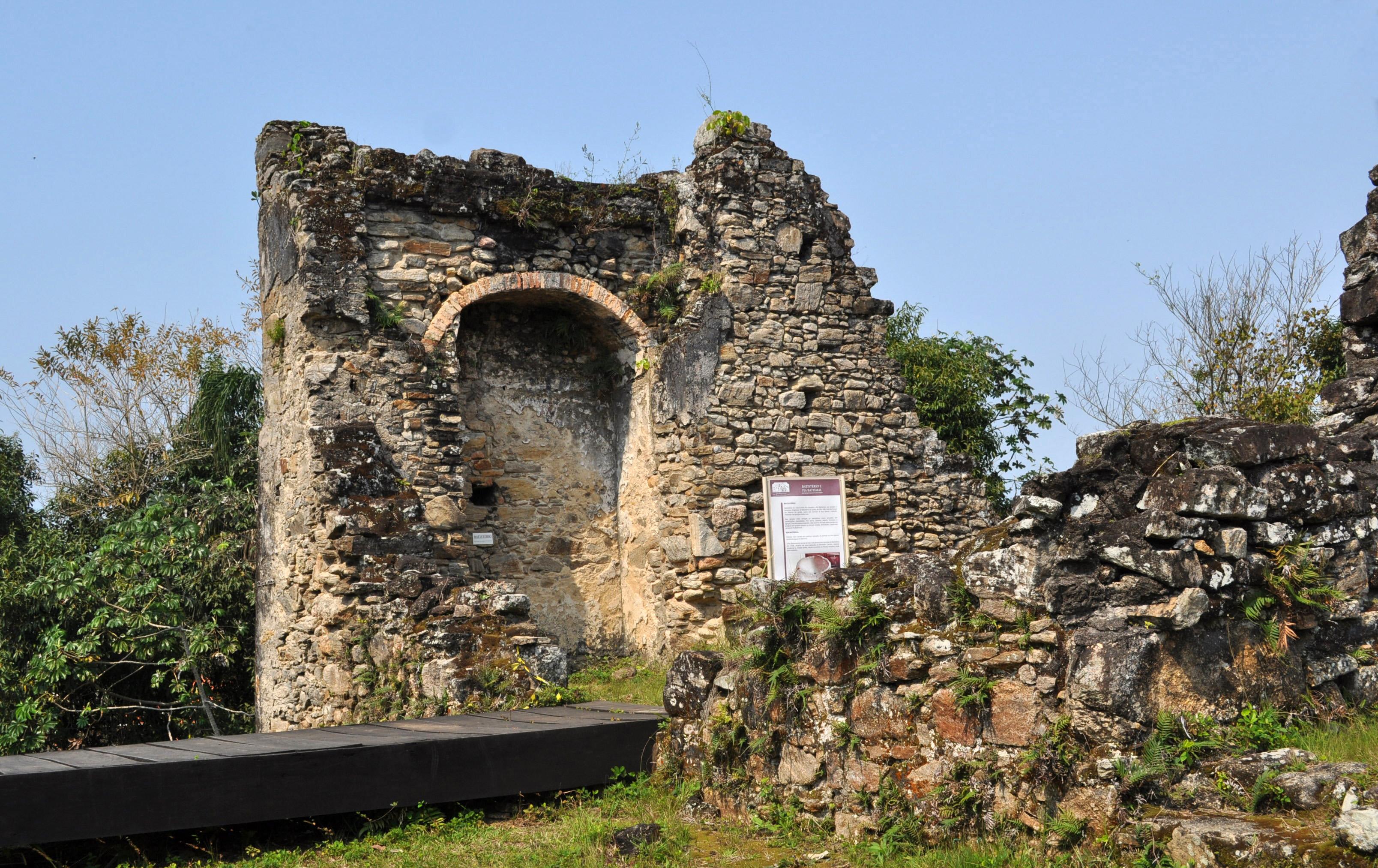 Patrimônio histórico e cultural, Ruínas do Abarebebê é opção de lazer ...